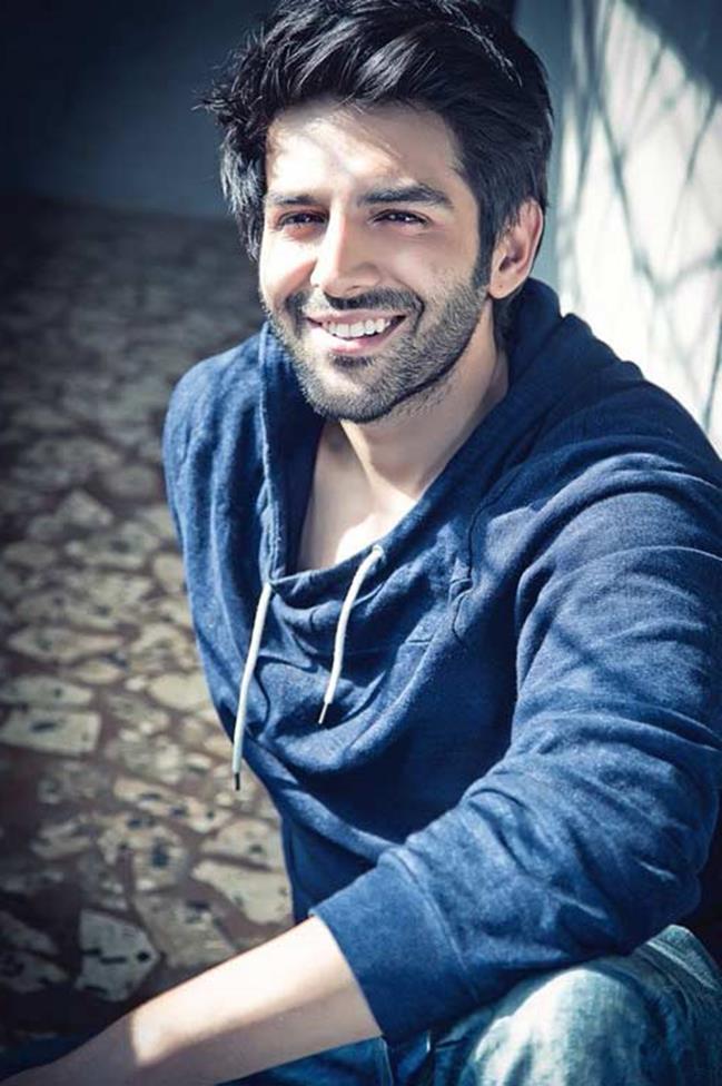 पंजाबी गायक 'चमकीला' की बायोपिक में दिख सकते