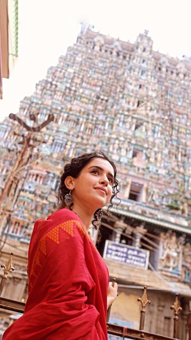 Sanya Malhotra wraps this successful year by seeking blessings at a temple!