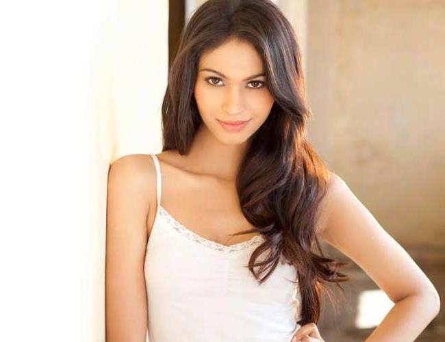 Gowariker casts new find Shamata Anchan in 'Everest'