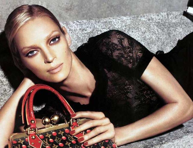 Uma Thurman flaunts beach body