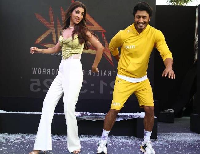 Vidyut Jammwal brings forth a live high-octane stunt, ringing in the ...