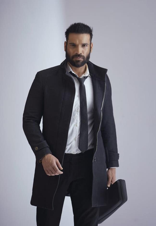 Vikas Verma Flauts His Eight Packs In Coolie No. 1