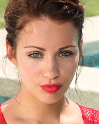 Holly Peers Photos and Pictures